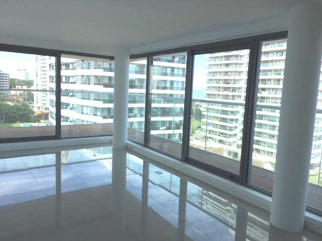 Al Este Propiedades – Apartamentos edificio Chronos con vista directa a playa Brava.